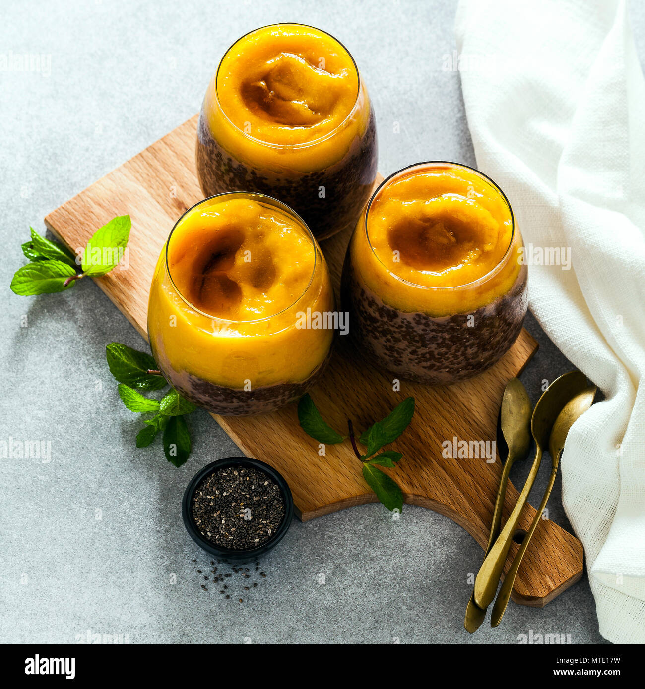 Délicieux petit déjeuner sain de pudding à base de graines de chia et ...