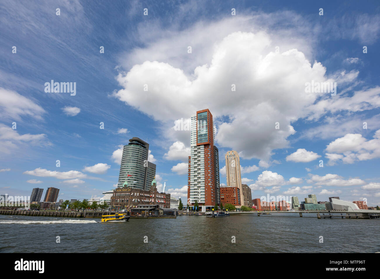 L'horizon de Rotterdam, sur la Nieuwe Maas, rivière, des gratte-ciel ...