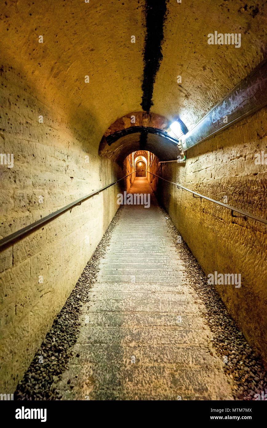 Tunnel menant dans le monde souterrain des catacombes de Paris Photo ...