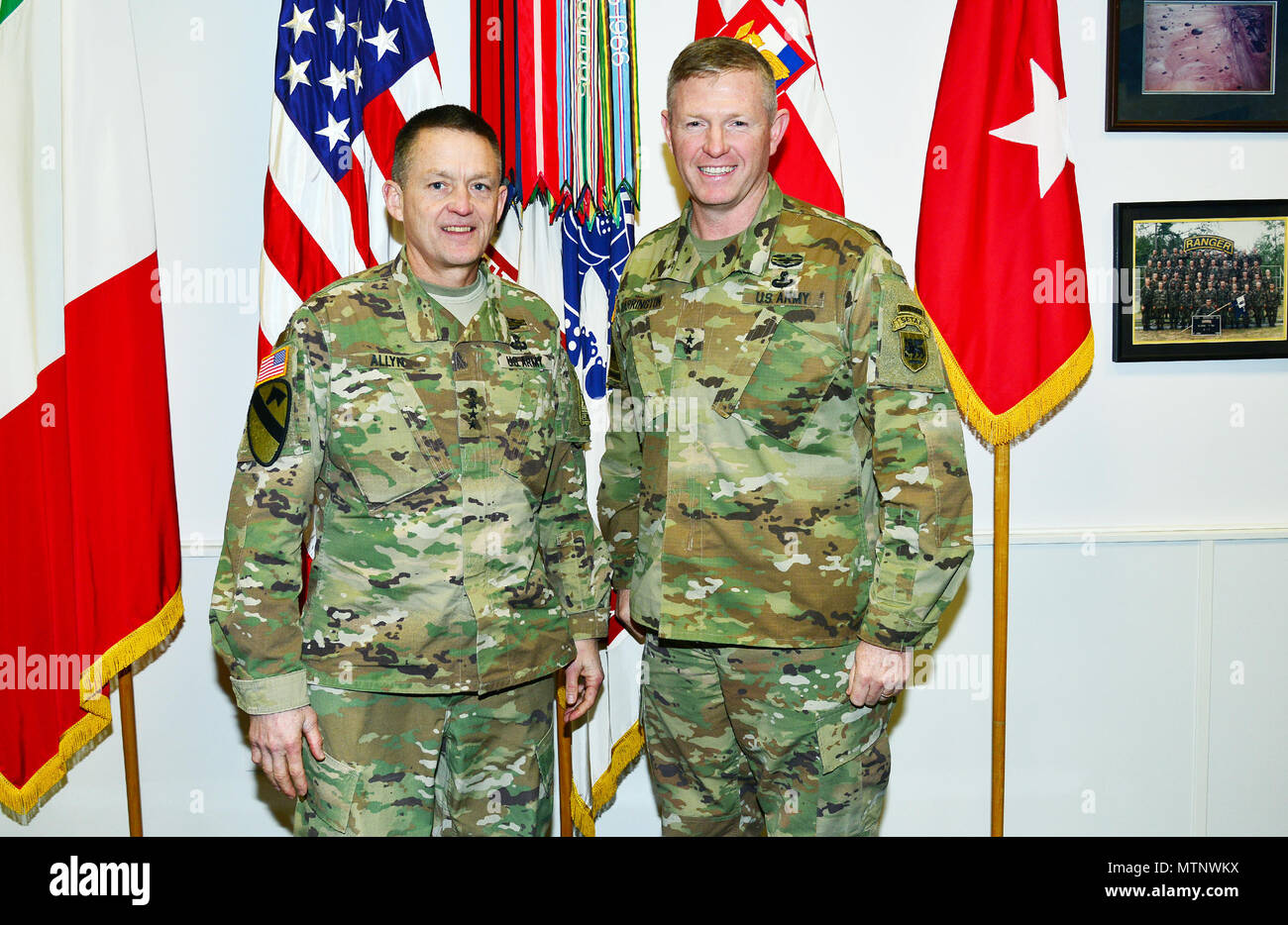 Le général Daniel B. Allyn (à gauche), Vice-chef d'état-major de l ...