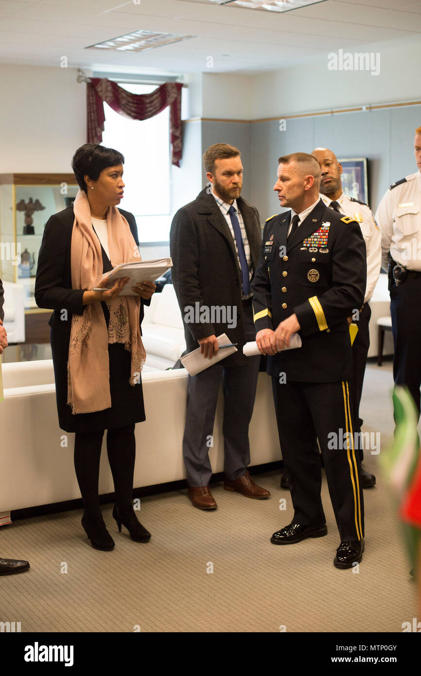 L'Armée américaine, le général Bradley A. Becker, Commandant du ...