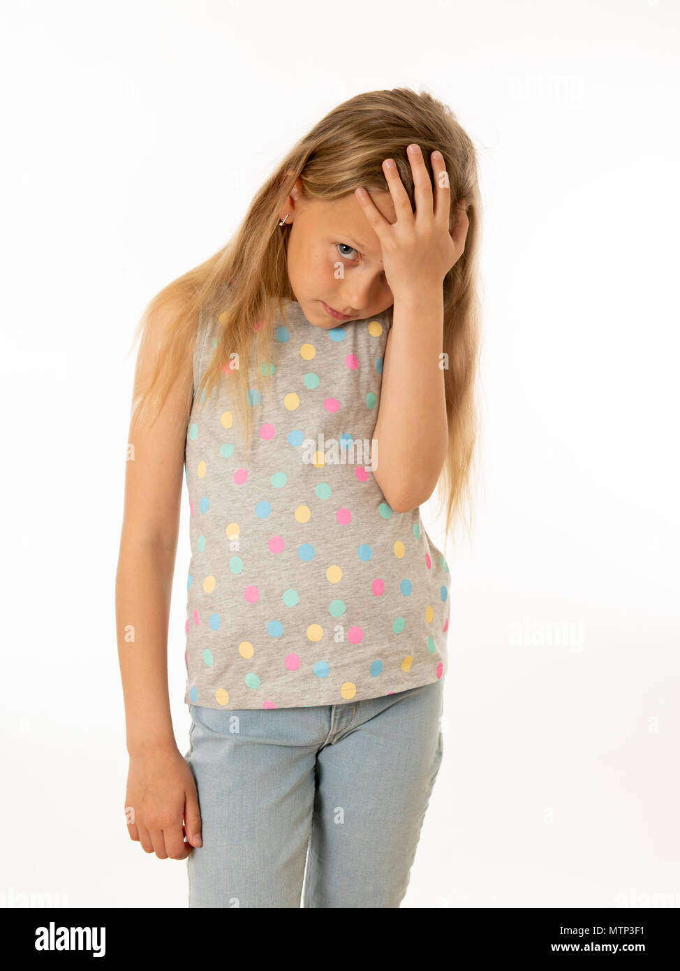 Portrait d'une jolie intimidé, déprimé, seul, fatigué, a souligné le jeune enfant à la ...