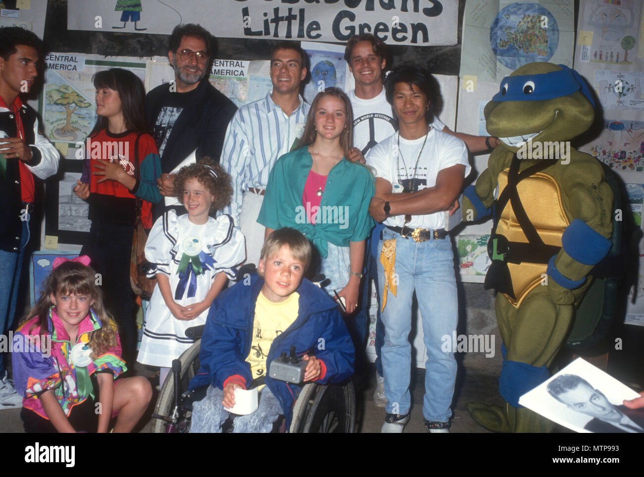 MALIBU, CA - le 28 juin : actrice Danica McKellar, l'Acteur Jean-Claude ...