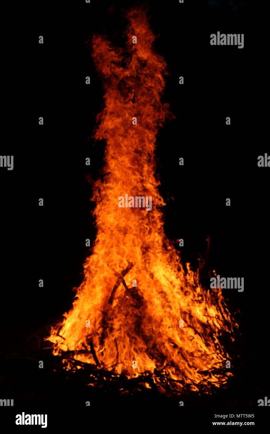 Un feu ardent Banque de photographies et d’images à haute résolution ...