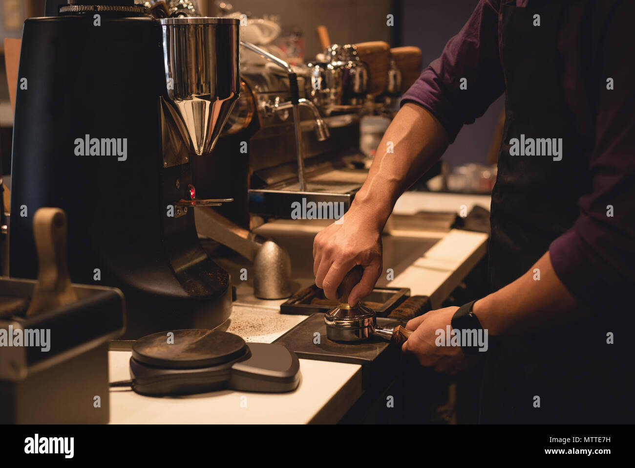 Coffee shop waiter Banque de photographies et d’images à haute ...