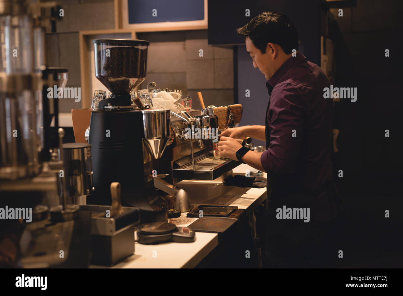 Coffee shop waiter Banque de photographies et d’images à haute ...