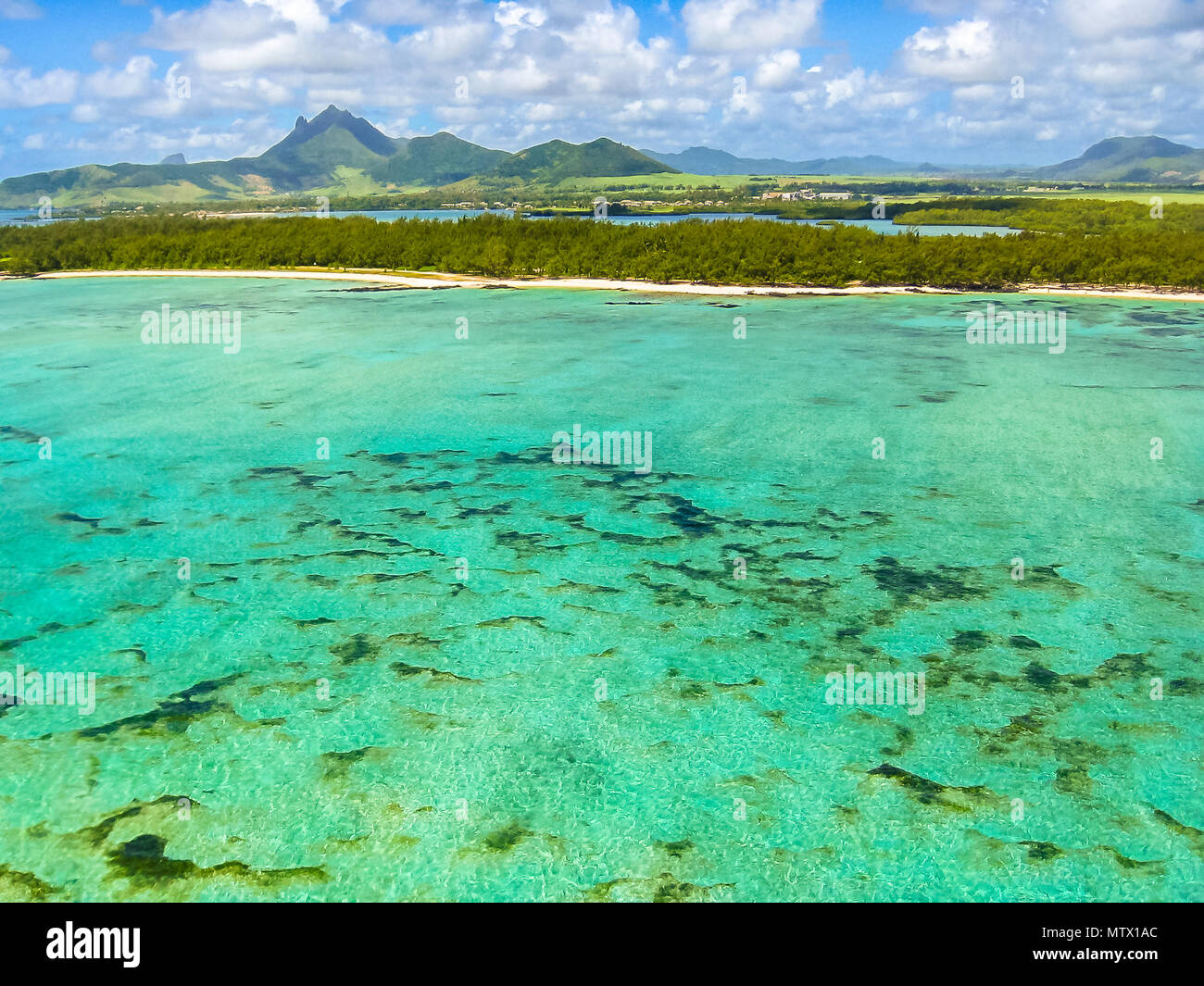 Vue aérienne de la spectaculaire mer bleue de la célèbre île Deer, côte ...