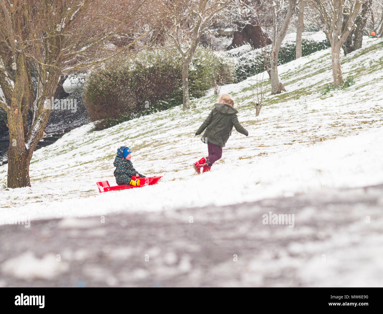 Enfants jouant dans la neige Banque de photographies et d’images à ...