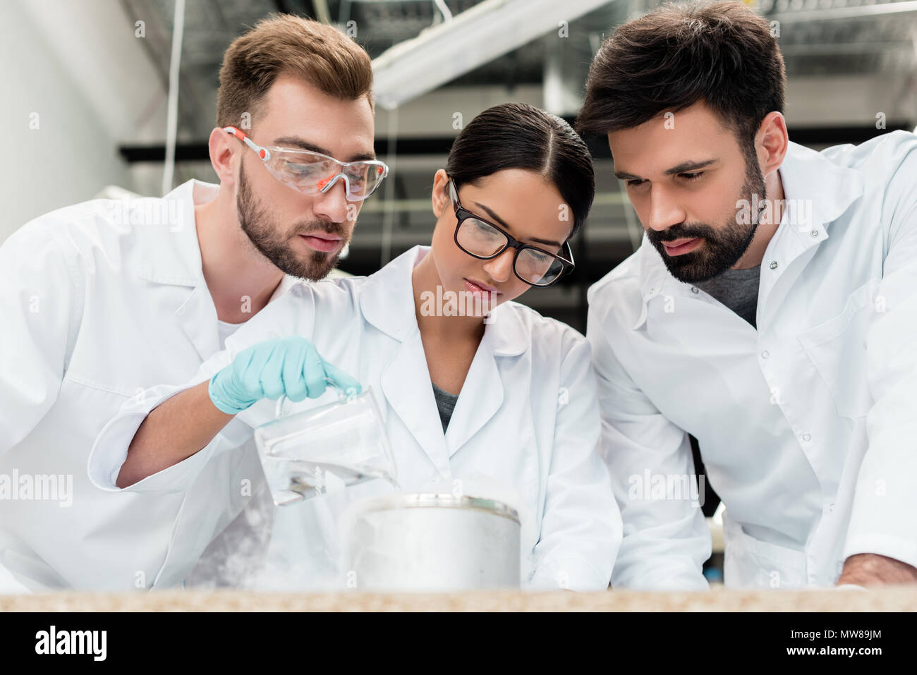 Équipe de professionnels scientifiques en laboratoire faisant ainsi de ...