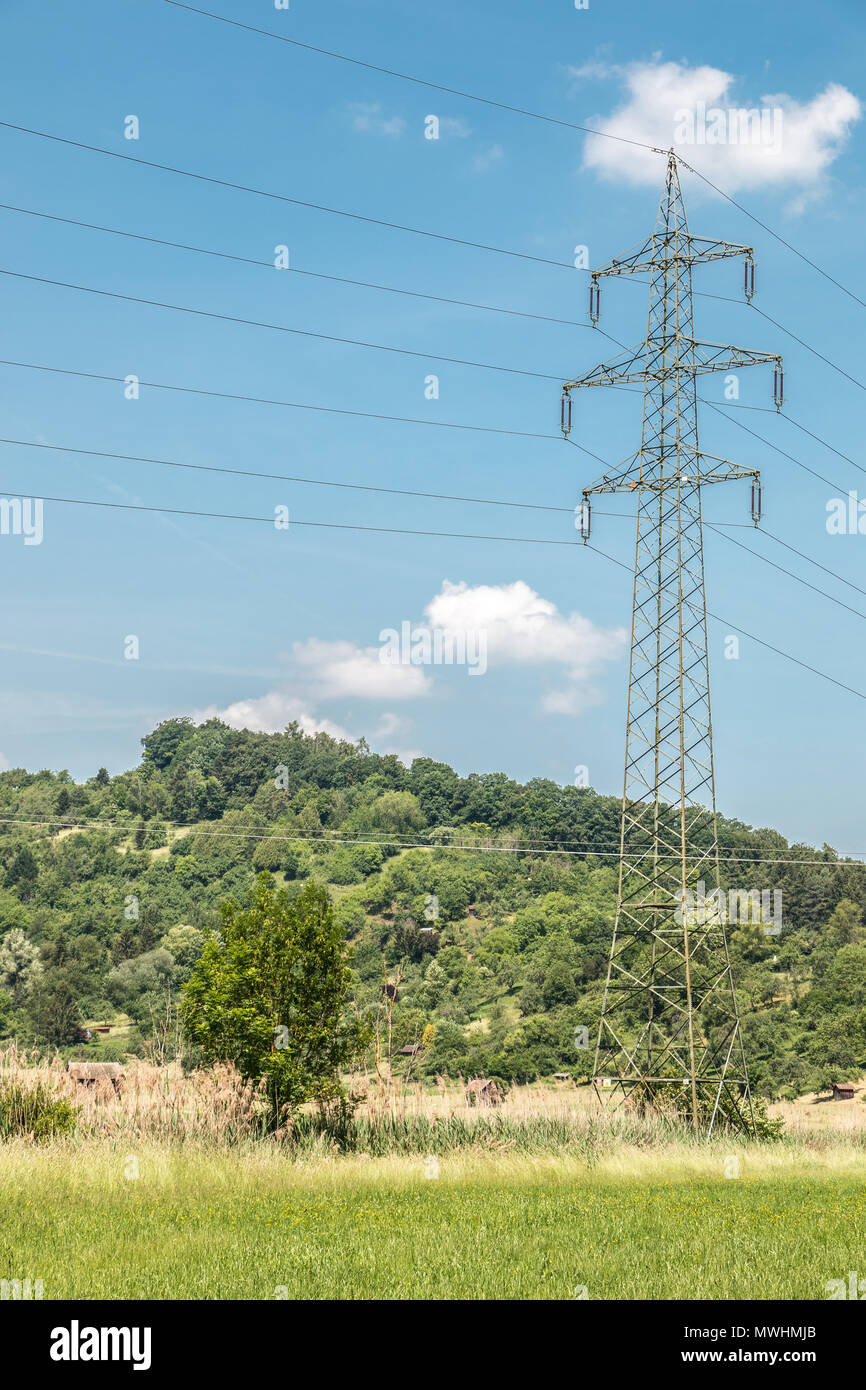 Pylone Electrique Village Banque d'image et photos - Alamy