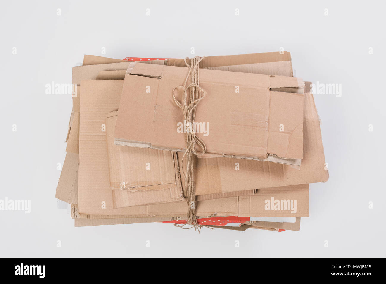 Vue du dessus de la pile de boîtes en carton plié isolé sur gray ...