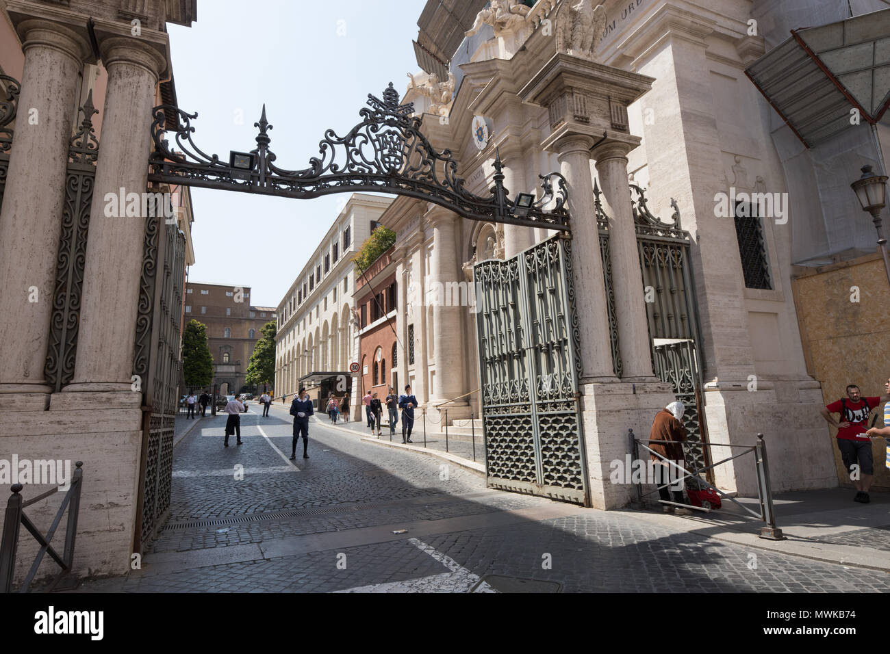 Porte d'entrée de porte de la cité du Vatican, Rome, Italie Photo Stock ...