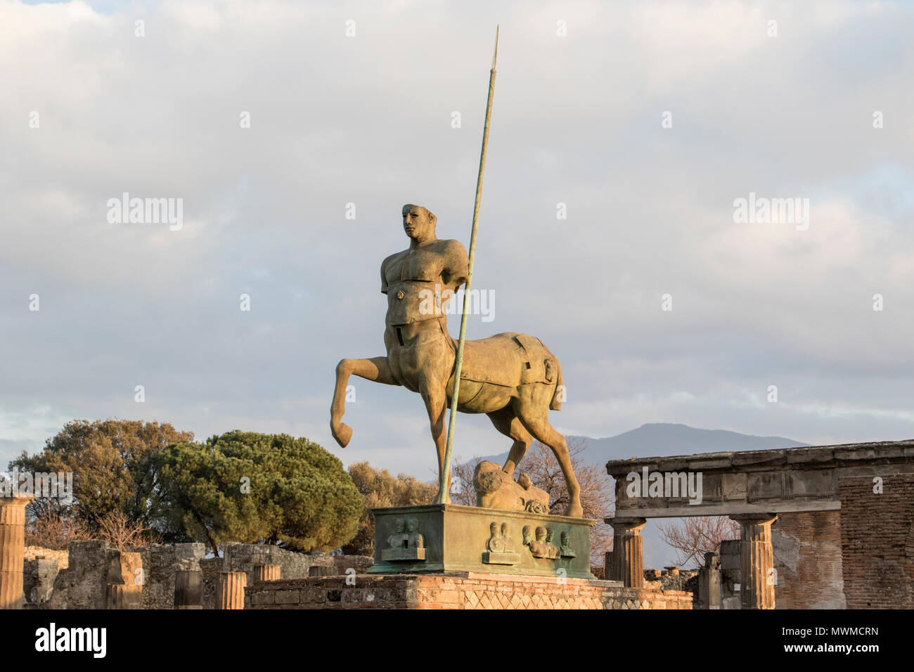 Statue centaure de vestiges romains près du mont Vésuve, Pompéi, Italie ...