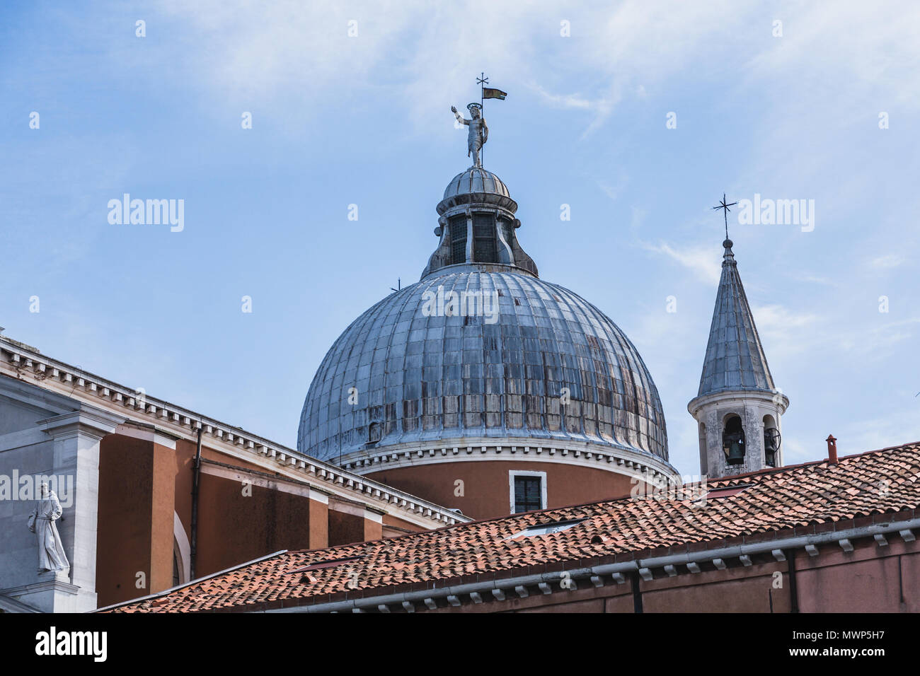 Le dôme de l'ancienne église à Venise au-delà du toit de tuile rouge ...