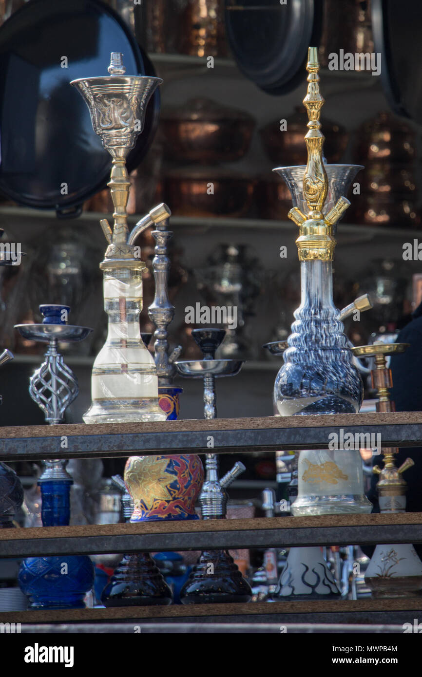 Groupe de pays d'hookahs placés de différentes couleurs sur une étagère ...