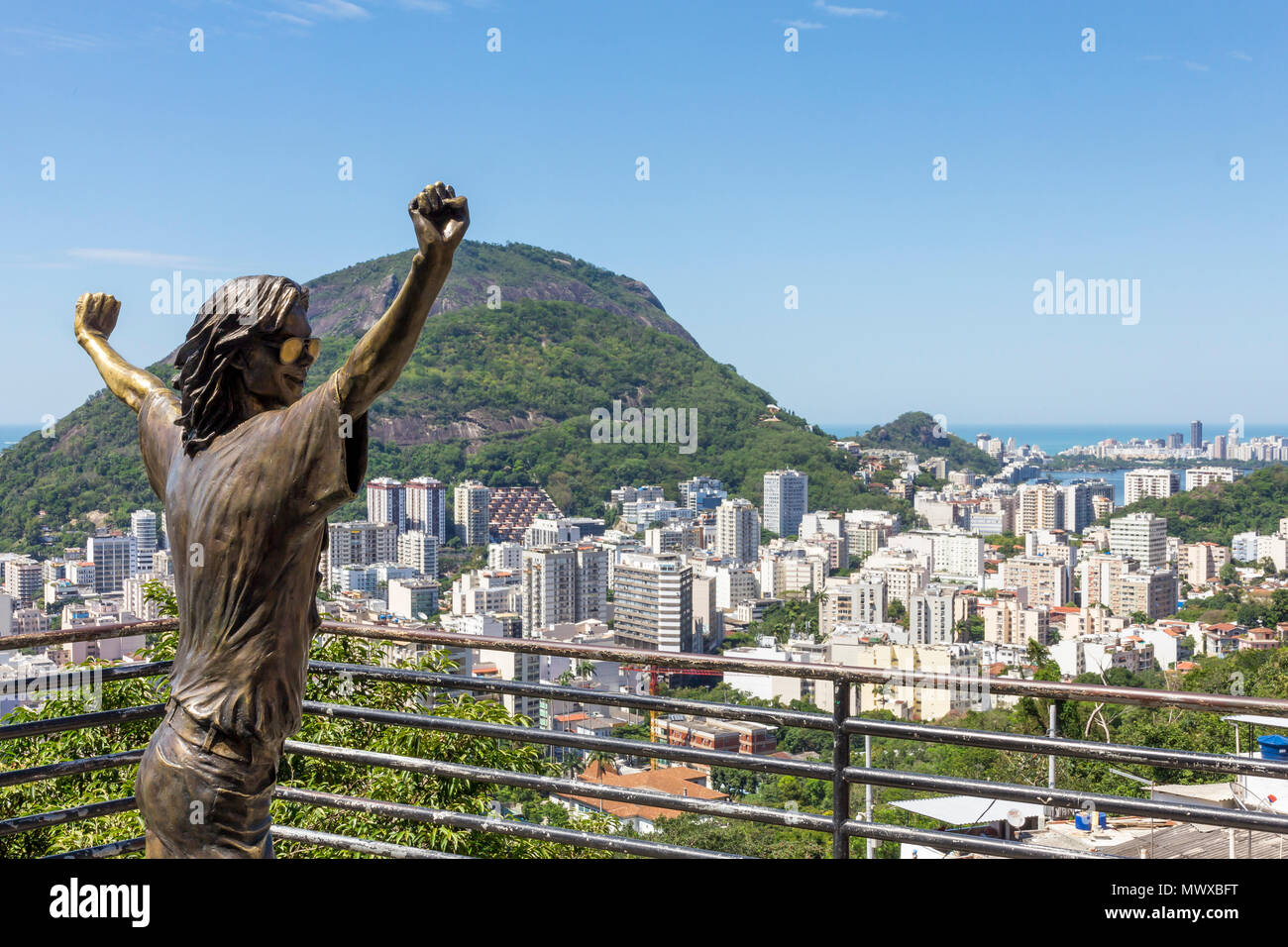 Statue de Michael Jackson à l'affût au sommet de la Favela Santa Marta ...