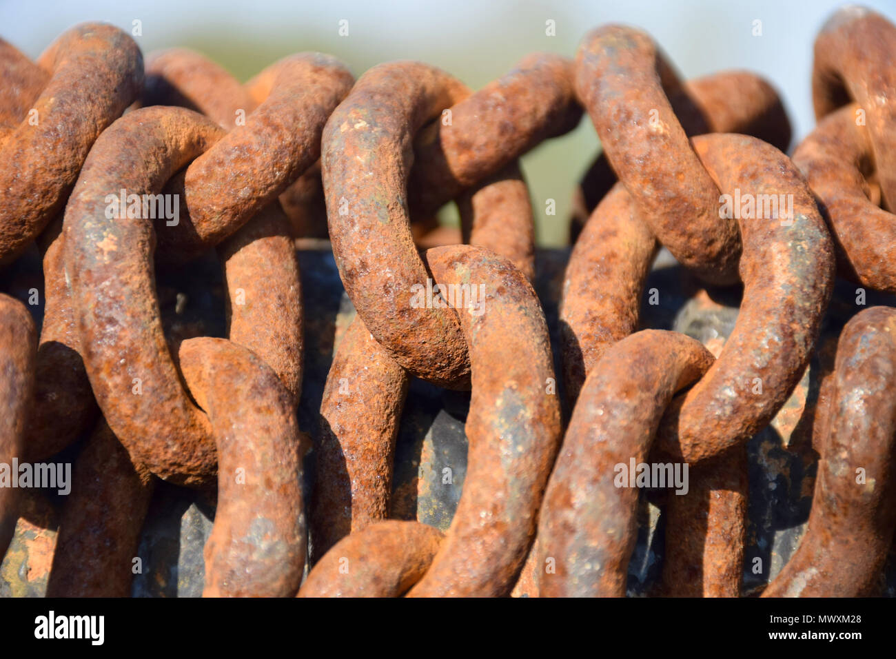 Metal chains Banque de photographies et d’images à haute résolution - Alamy