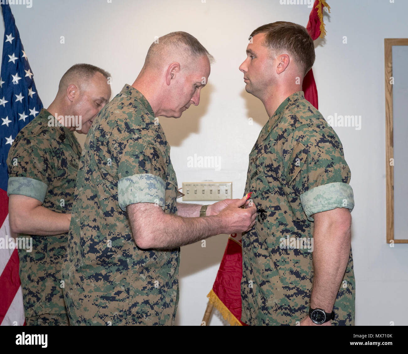 Le major du Corps des Marines américain John Sax, droite, majors de l ...