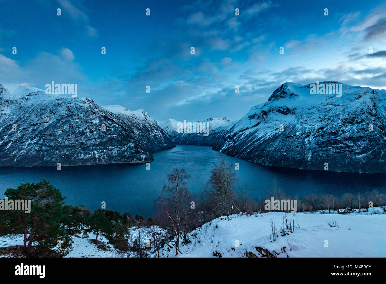 Fjord de Geiranger en hiver la neige a couvert Photo Stock - Alamy