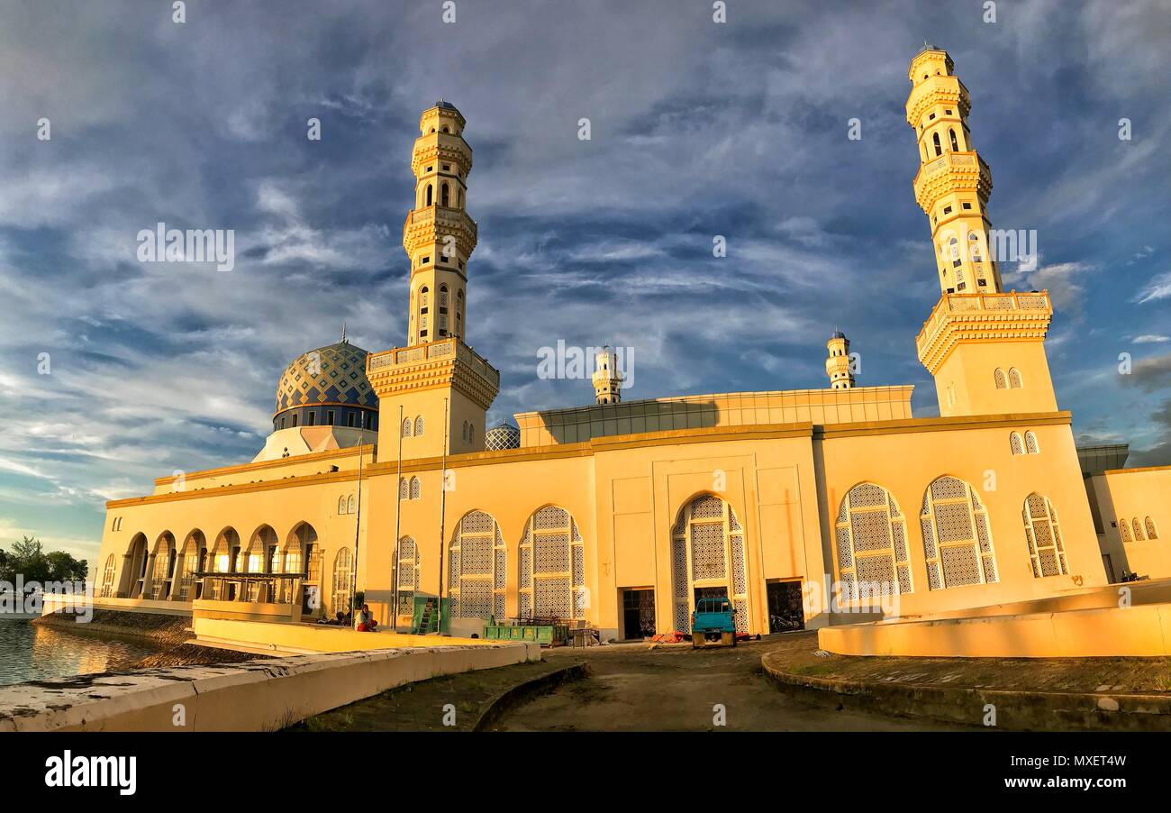 Mosque in kota kinabalu Banque de photographies et d’images à haute résolution - Alamy