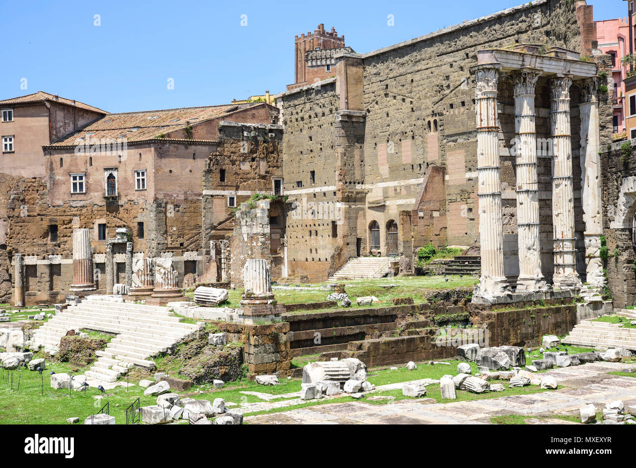 Rome, ruines du marché de Trajan et le forum d'Auguste avec le temple ...