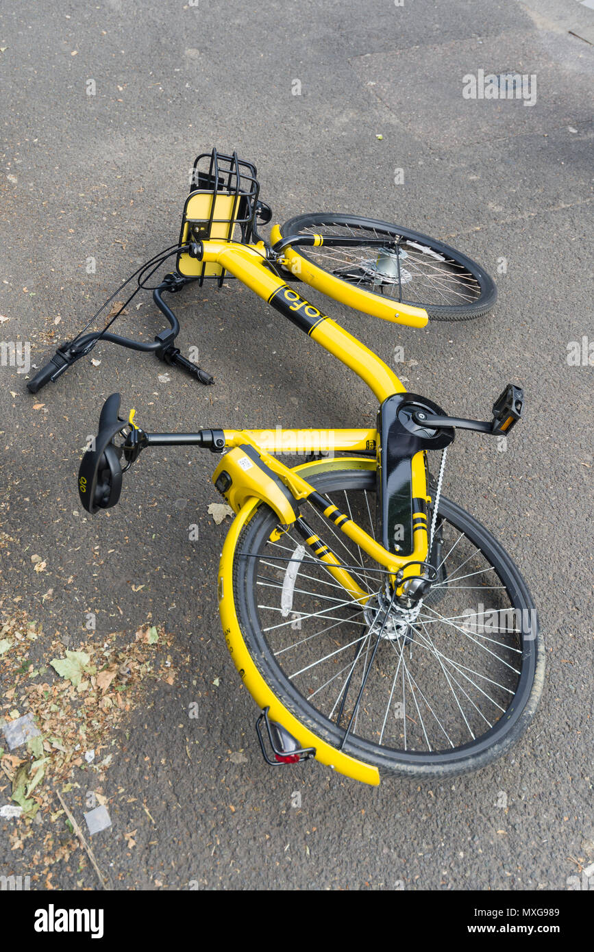 Vélo cassé Banque de photographies et d’images à haute résolution - Alamy