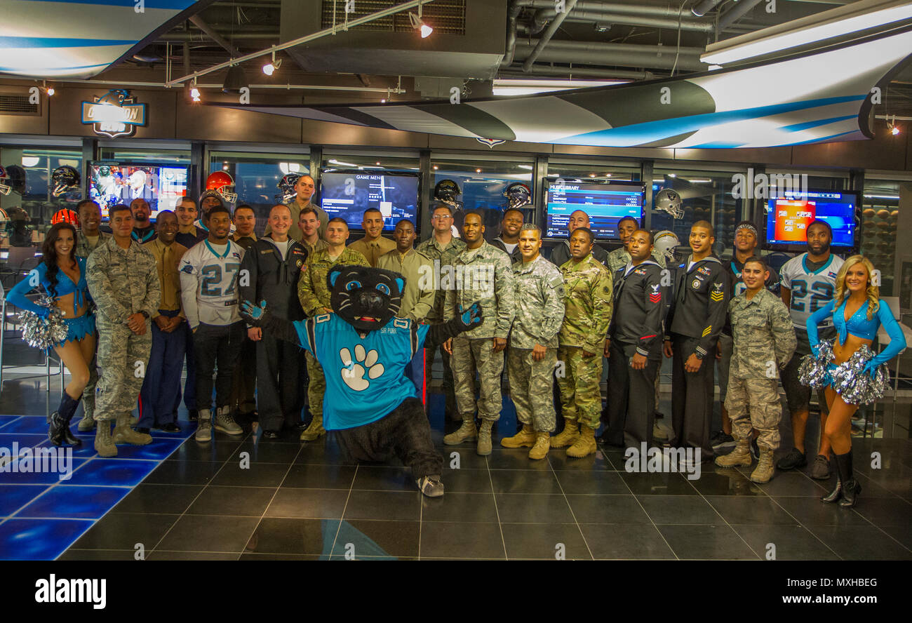 Soldats, marins et aviateurs, marines, se réunir avec les Panthers au ...