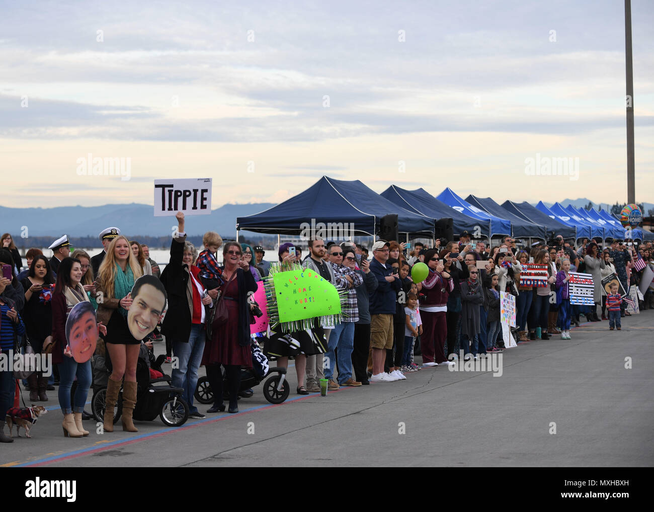 161110-N-wx604-195 Everett, Washington (nov. 10, 2016) Les familles et ...