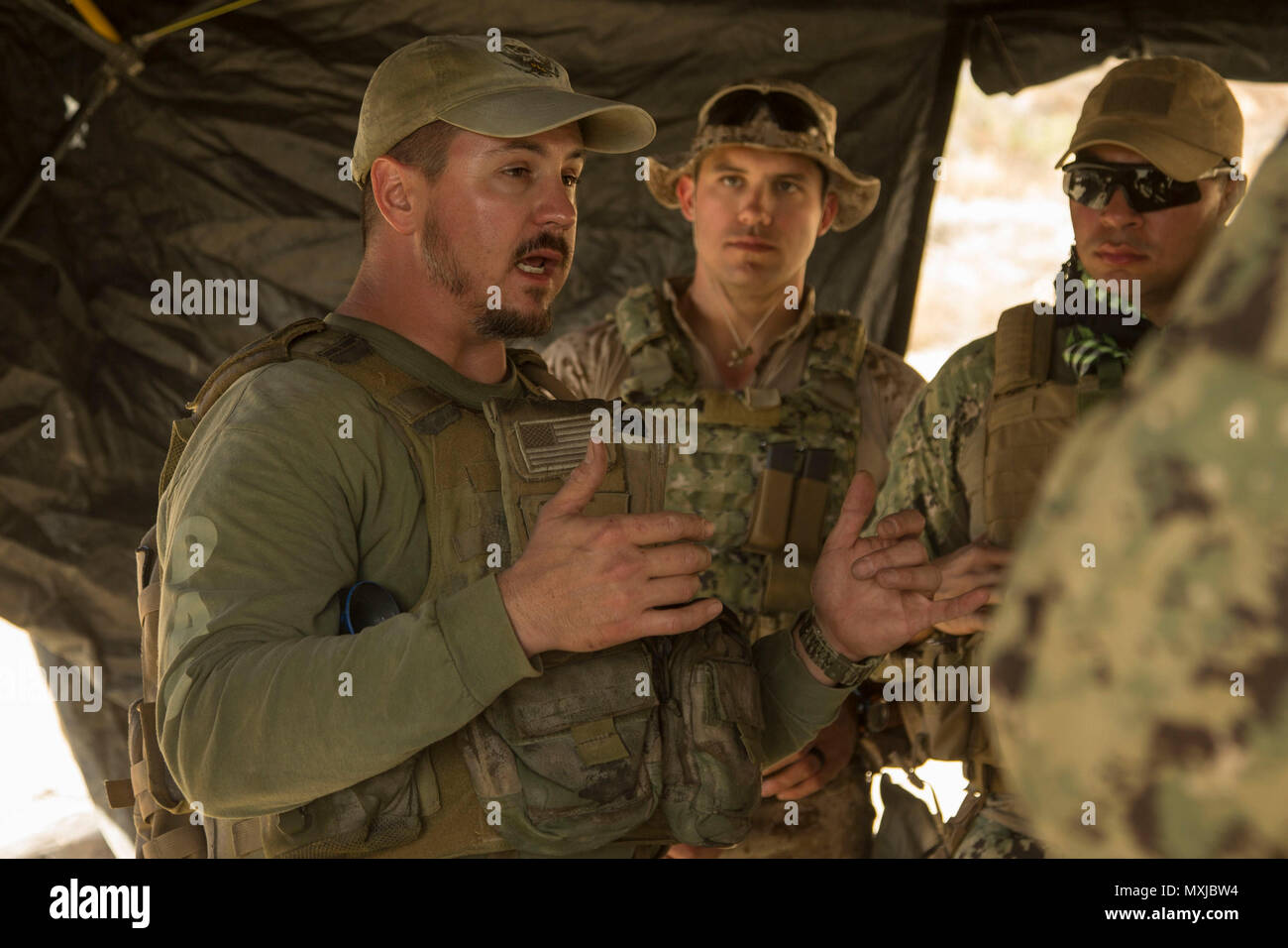 Tim Scarrott, instructeur avec le groupe d'action directe, de ...