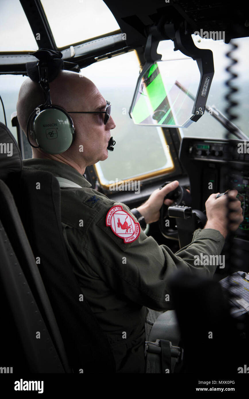 Le colonel Michael Manion, 403e Wing commander mouches un C-130J Super ...