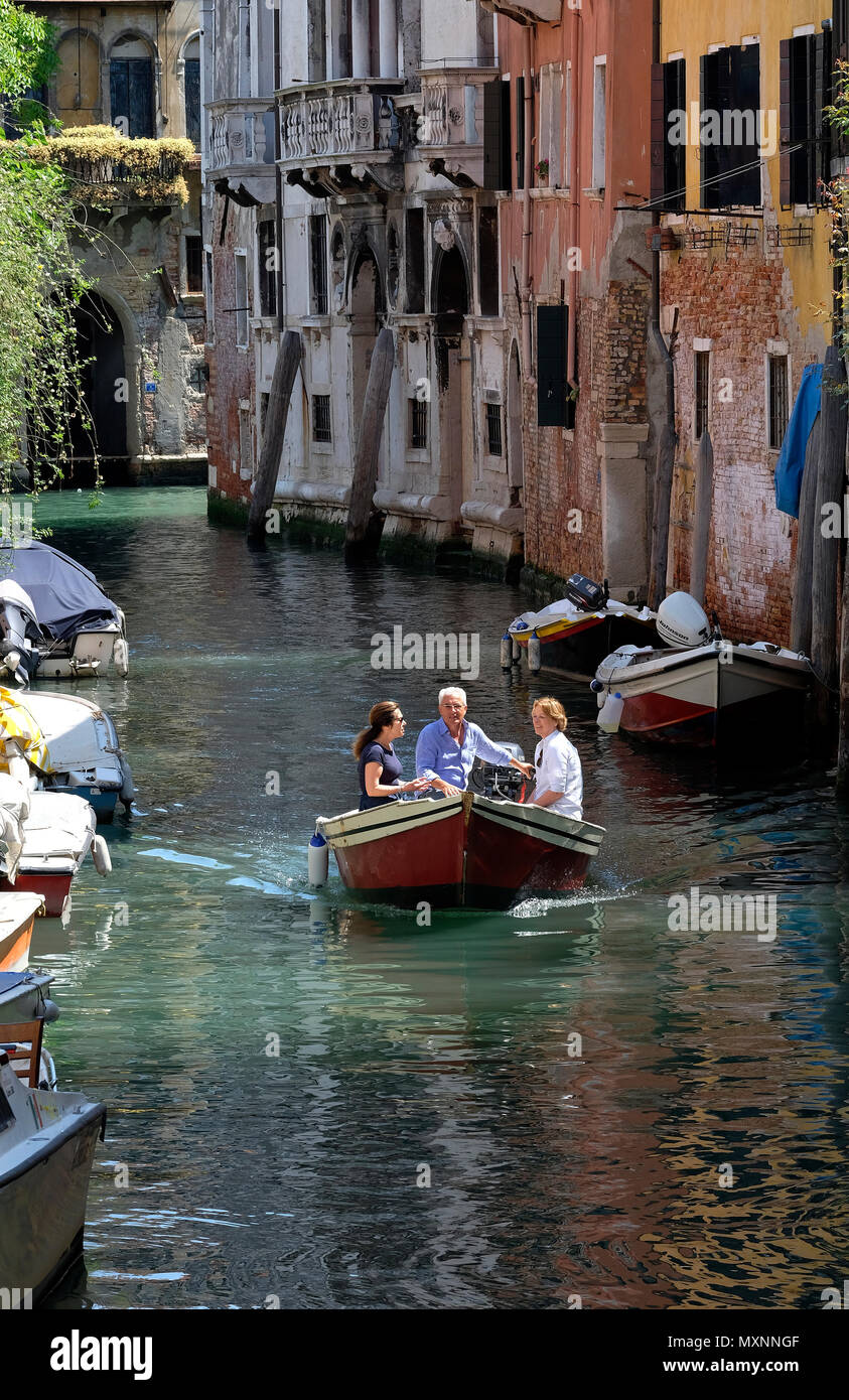 Bateau dans un canal Banque de photographies et d’images à haute ...
