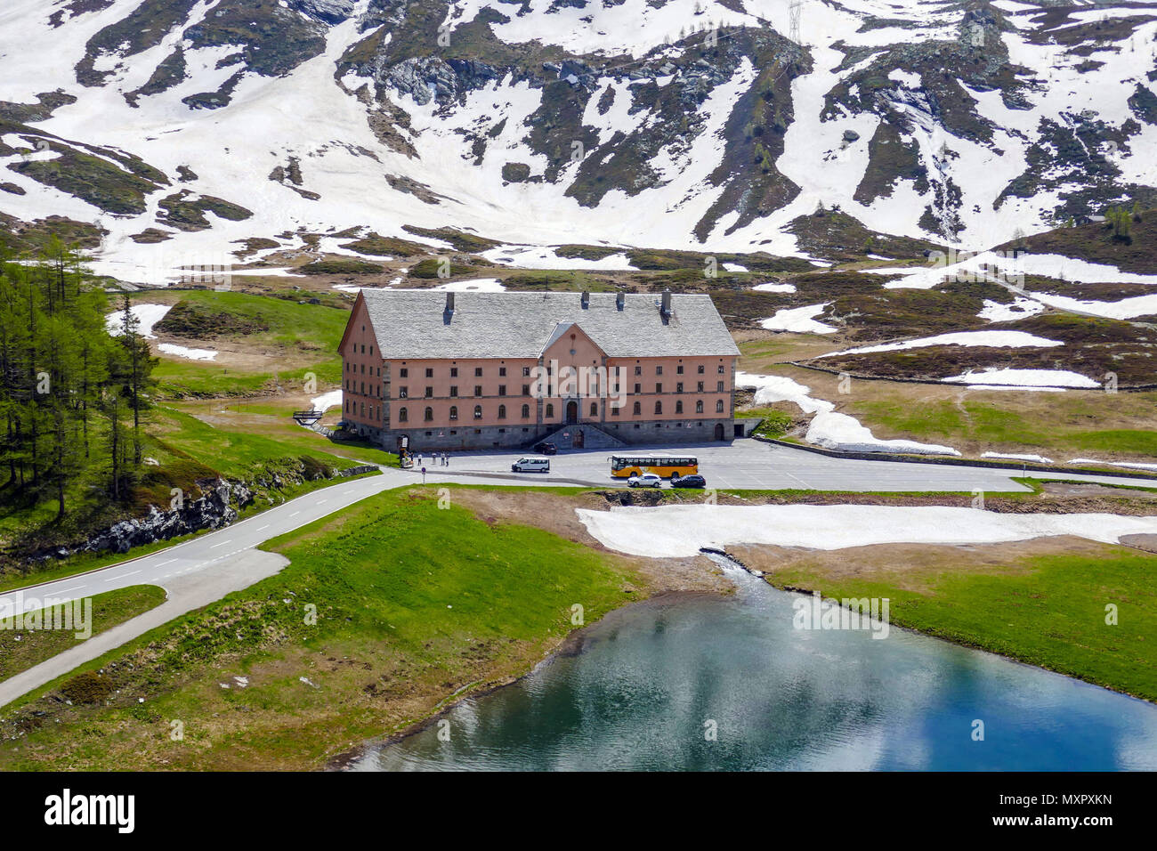 Simplon Hospitz abrite un bus jaune et après les chutes de neige dans ...