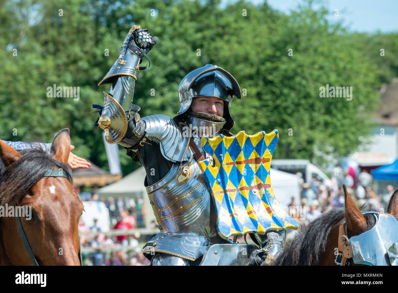 Un chevalier en armure et à cheval célèbre lors d'un concours de joutes ...