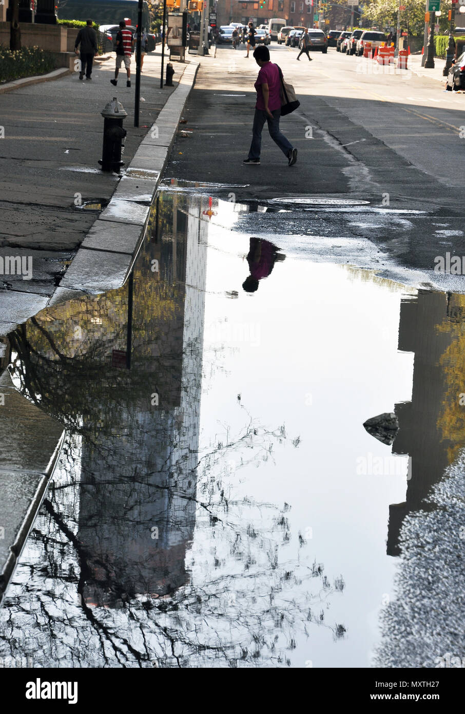 Reflet de la ville dans une flaque d'eau Banque de photographies et d ...