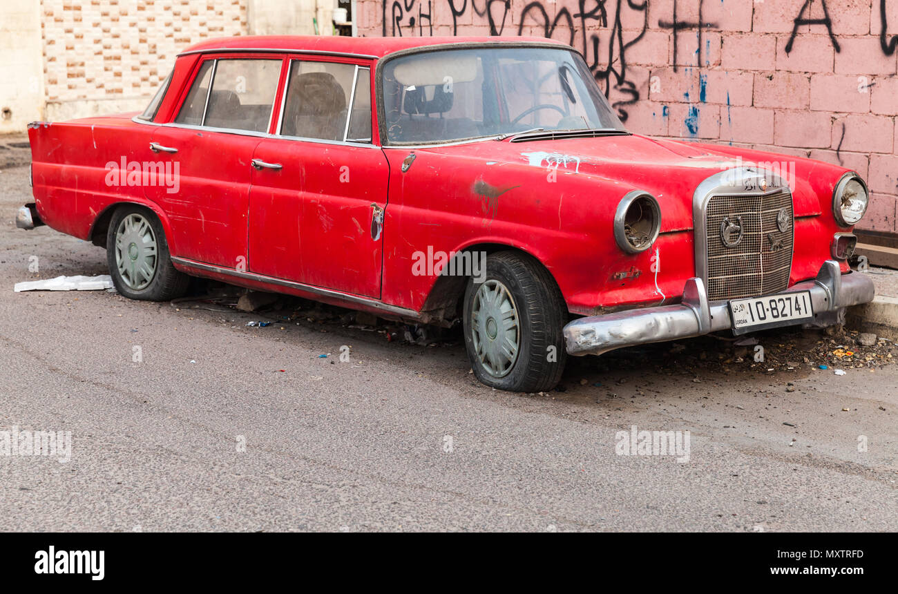 Mercedes rouge Banque de photographies et d’images à haute résolution ...