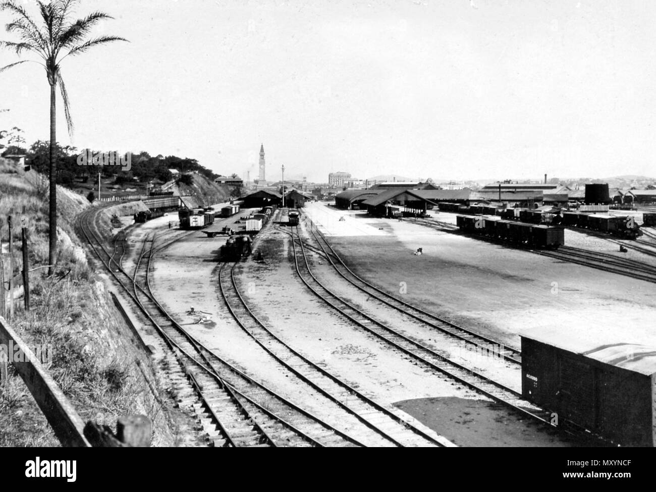 Train de train suspendu Banque d'images noir et blanc - Alamy