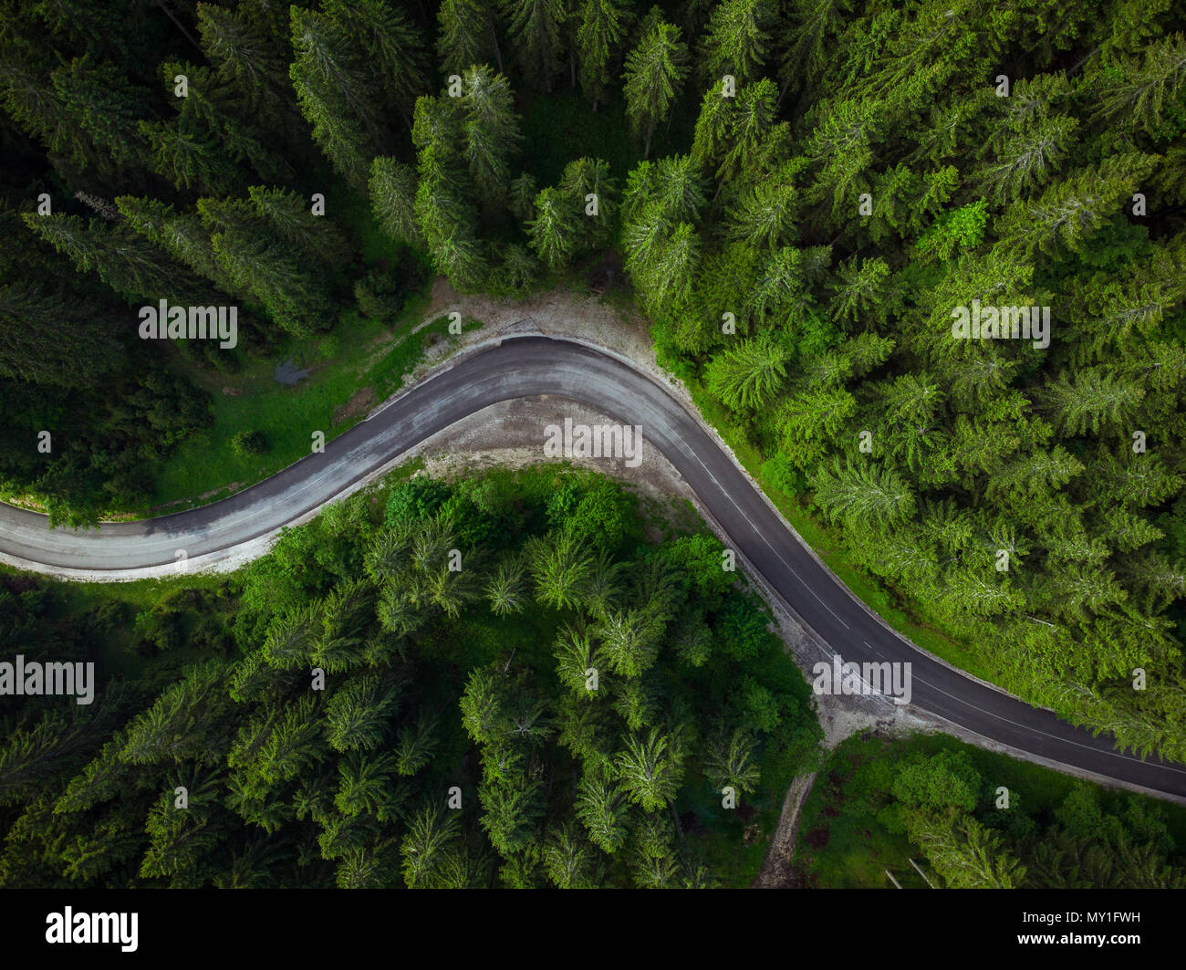 Avec route sinueuse Banque de photographies et d’images à haute ...