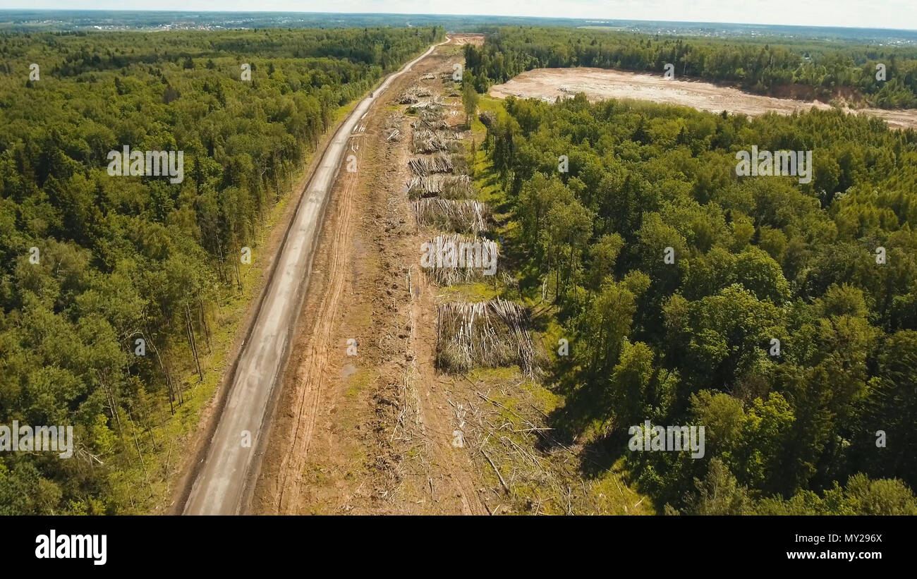 Construction d'une nouvelle route dans la zone forestière. Vue aérienne ...