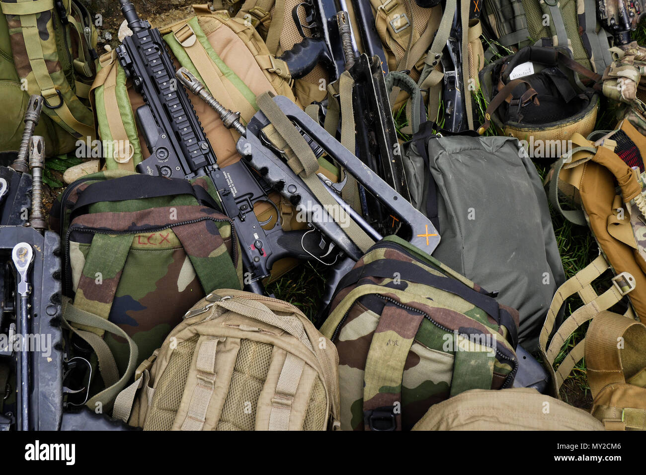 Des armes, des fusils militaires, camp militaire de Chambaran, Isère ...