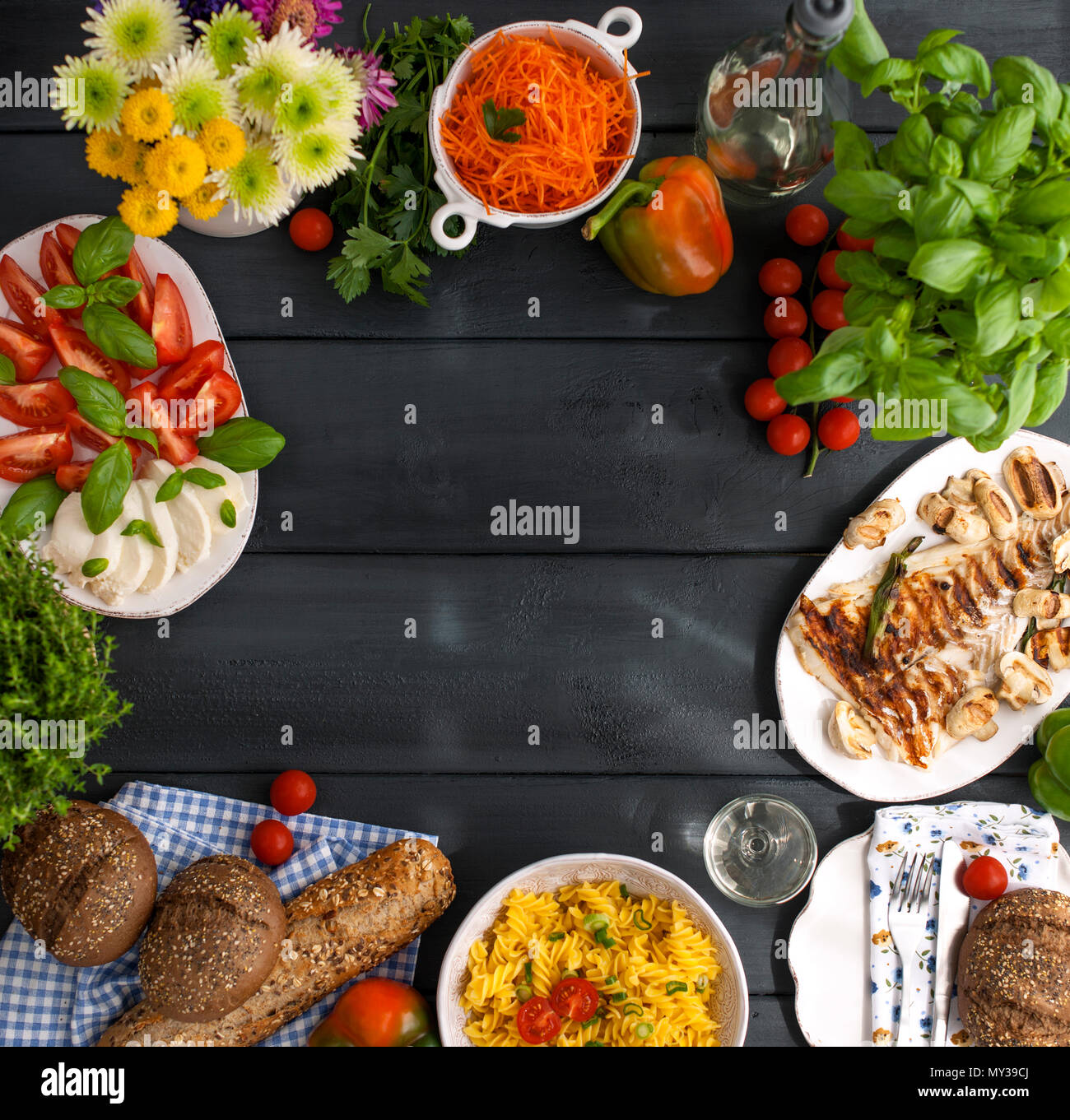 Beaucoup de l'égalité de la nourriture sur la table, salade caprese ...