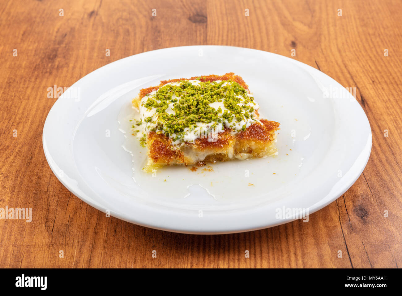 Kunefe dessert turc sur kaymak, faites glisser la crème avec la poudre ...