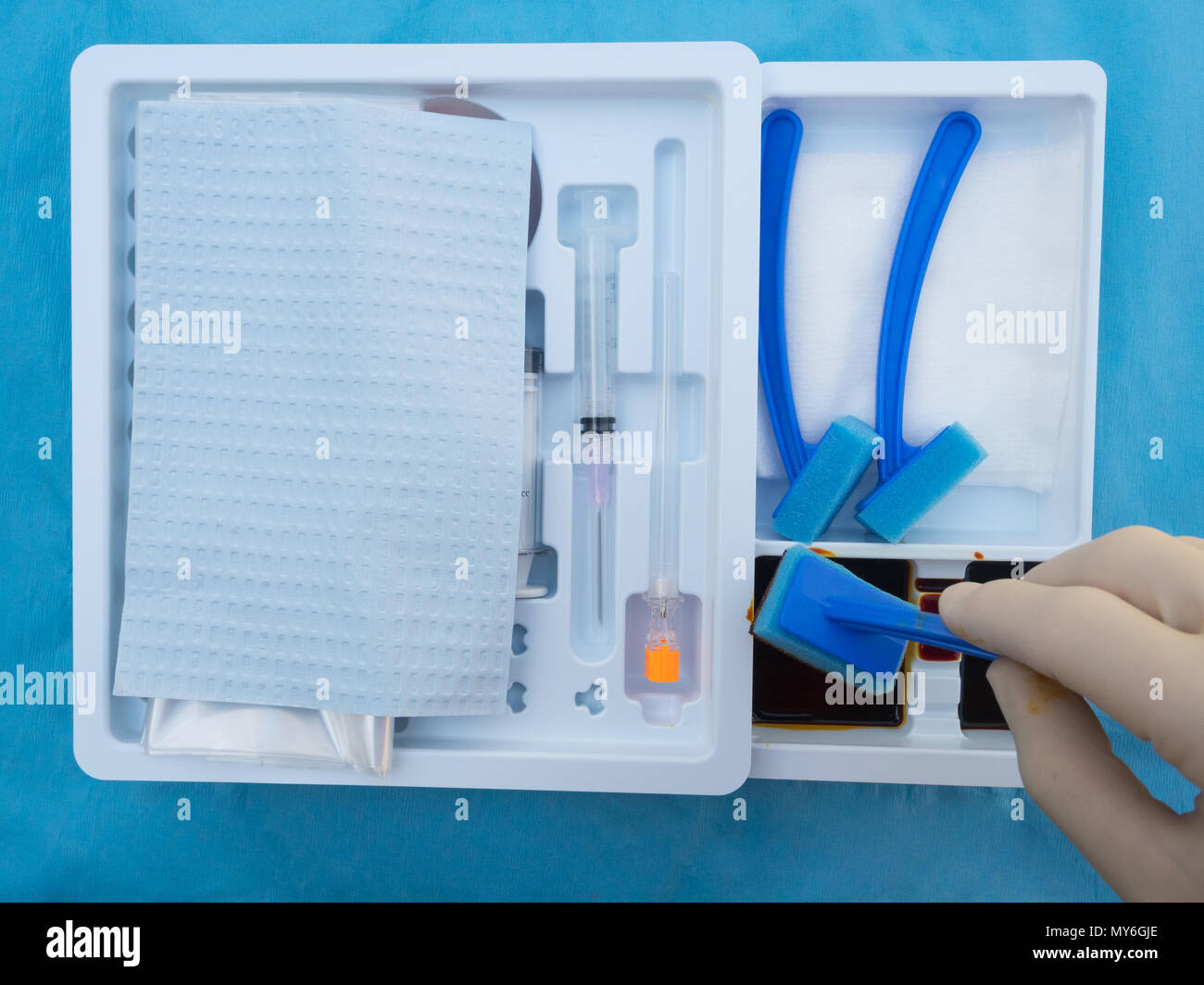 La stérilité de la main gantée d'un anesthésiste prépare à laver la ...