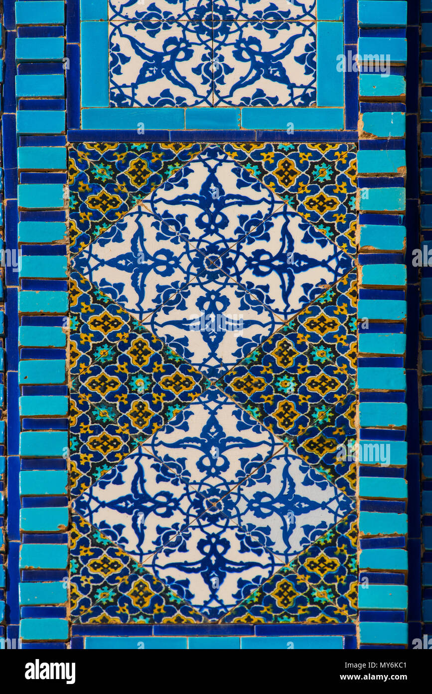 Modèle islamique arabe, Mosaïque de carreaux sur la mosquée. Dôme du ...
