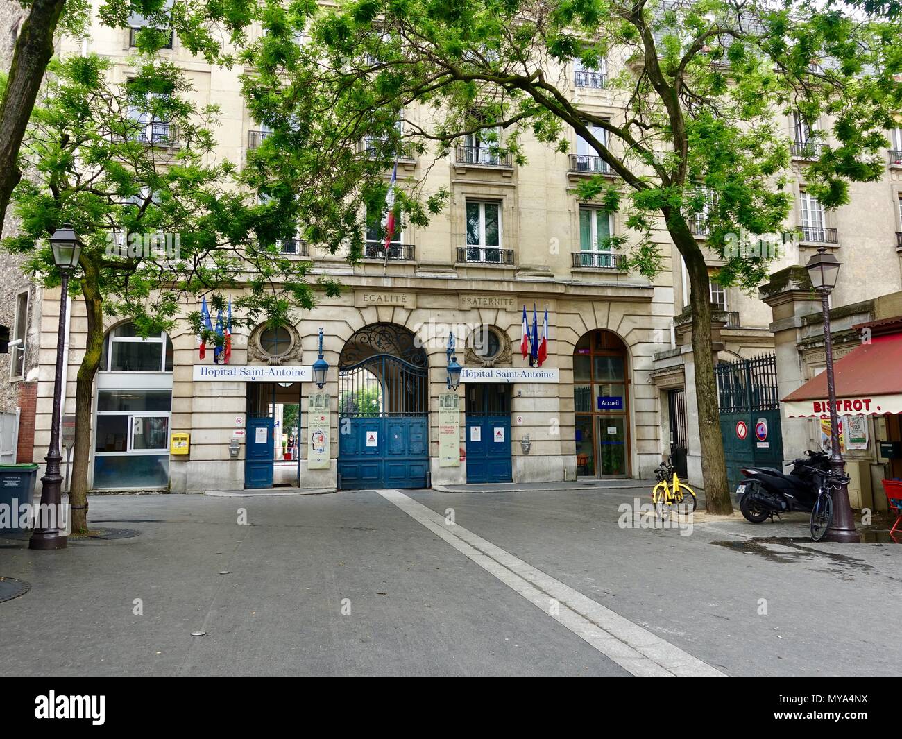 Hôpital Saint-Antoine, hôpital de Paris, rue du Faubourg entrée Saint ...