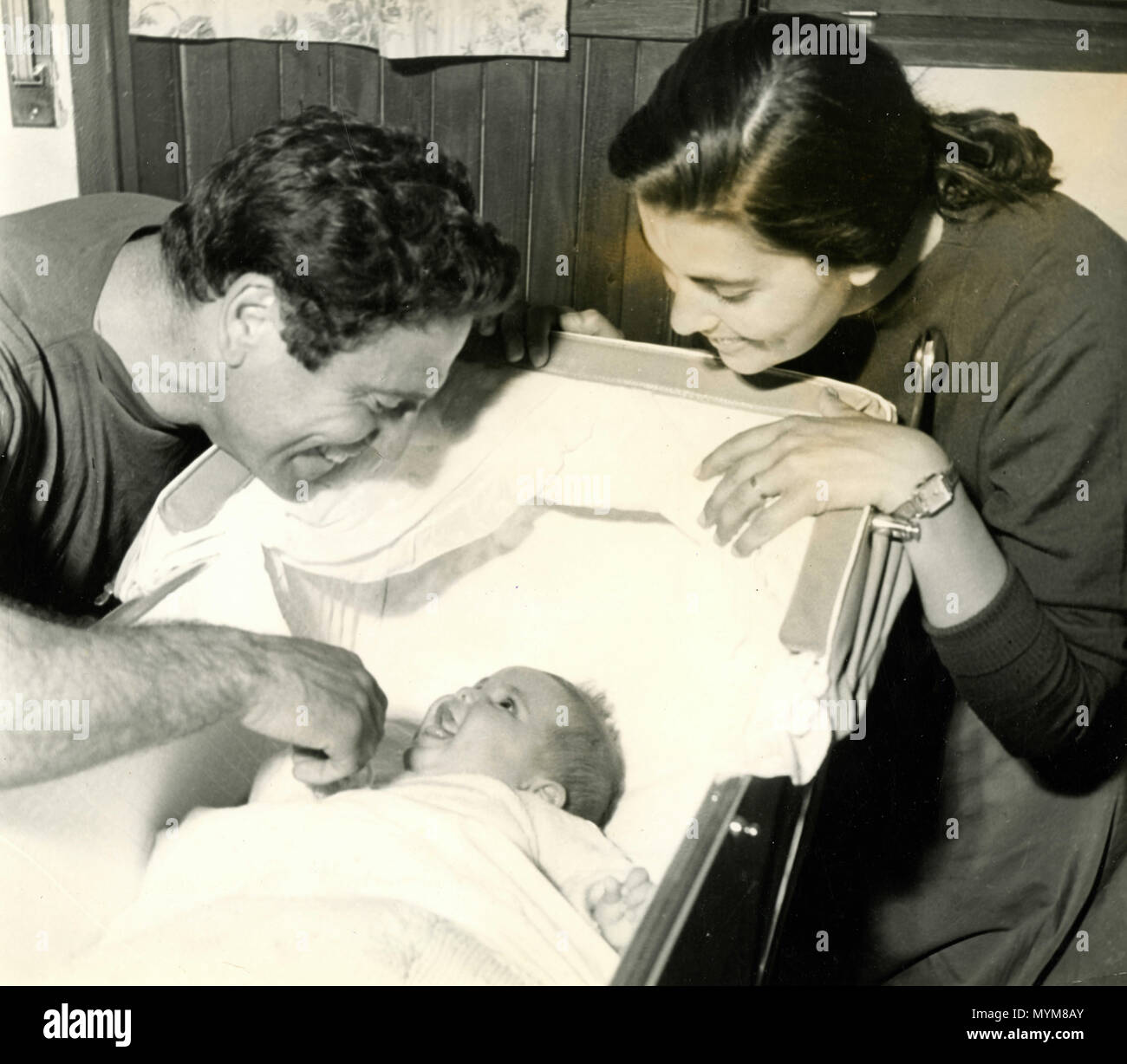 L'acteur italien Raf Vallone avec sa femme Elena Varzi et fils, Italie ...