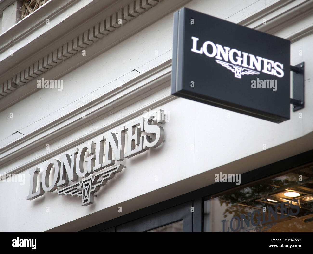 Enseigne de magasin longines Banque de photographies et d’images à haute résolution - Alamy