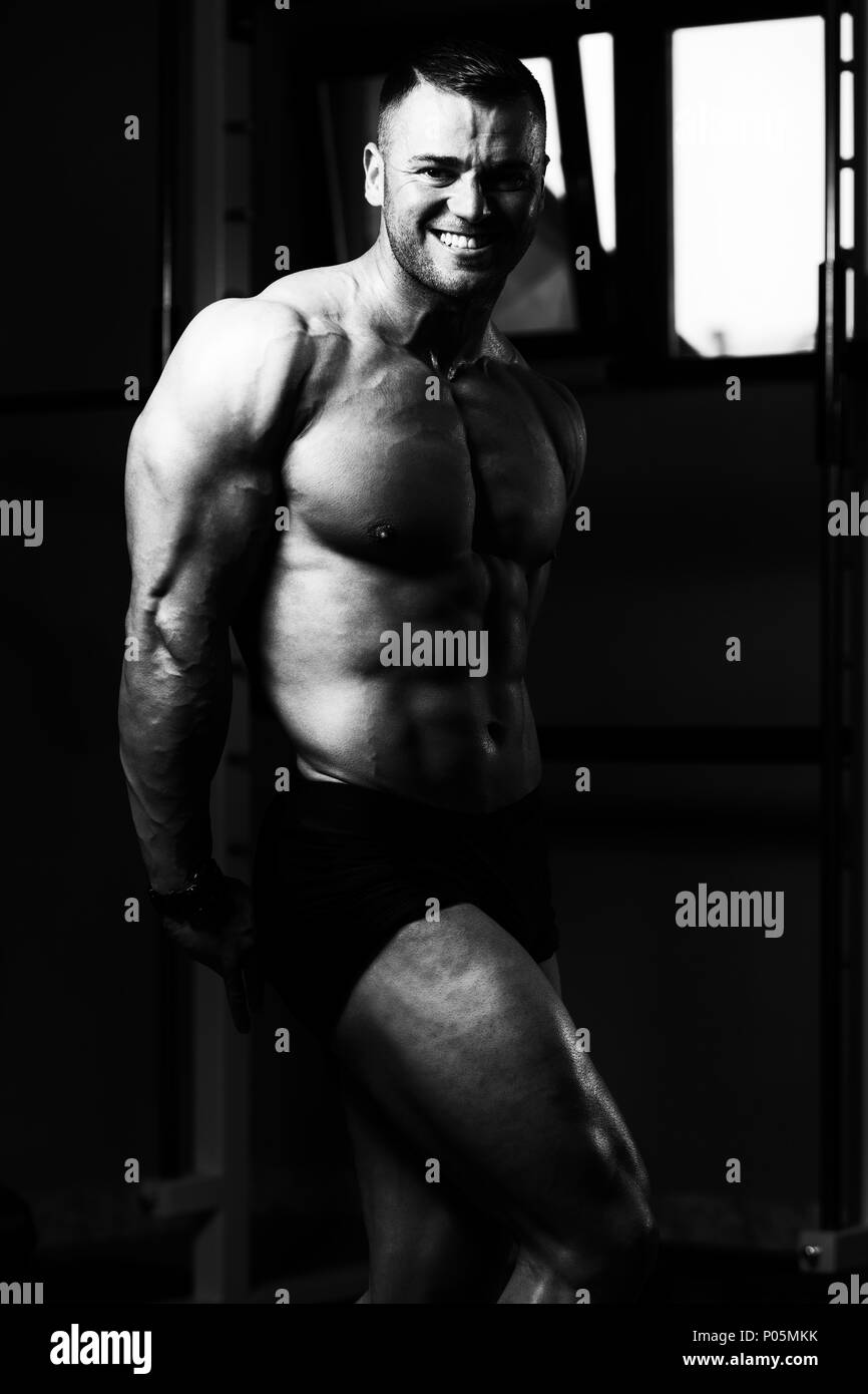 Portrait d'un jeune homme en bonne forme physique montrant son corps ...