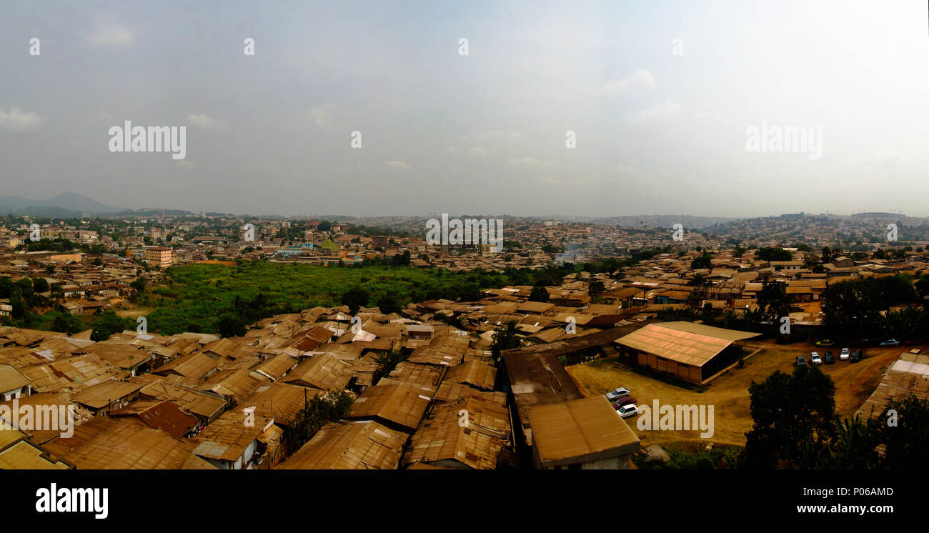Vue aérienne de la ville de Yaoundé, capitale du Cameroun Photo Stock ...