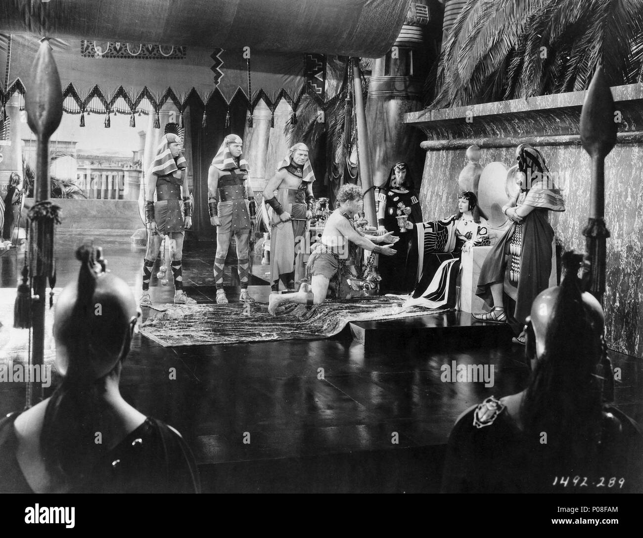 Cleopatra 1934 cecil demille claudette Banque de photographies et d’images à haute résolution ...