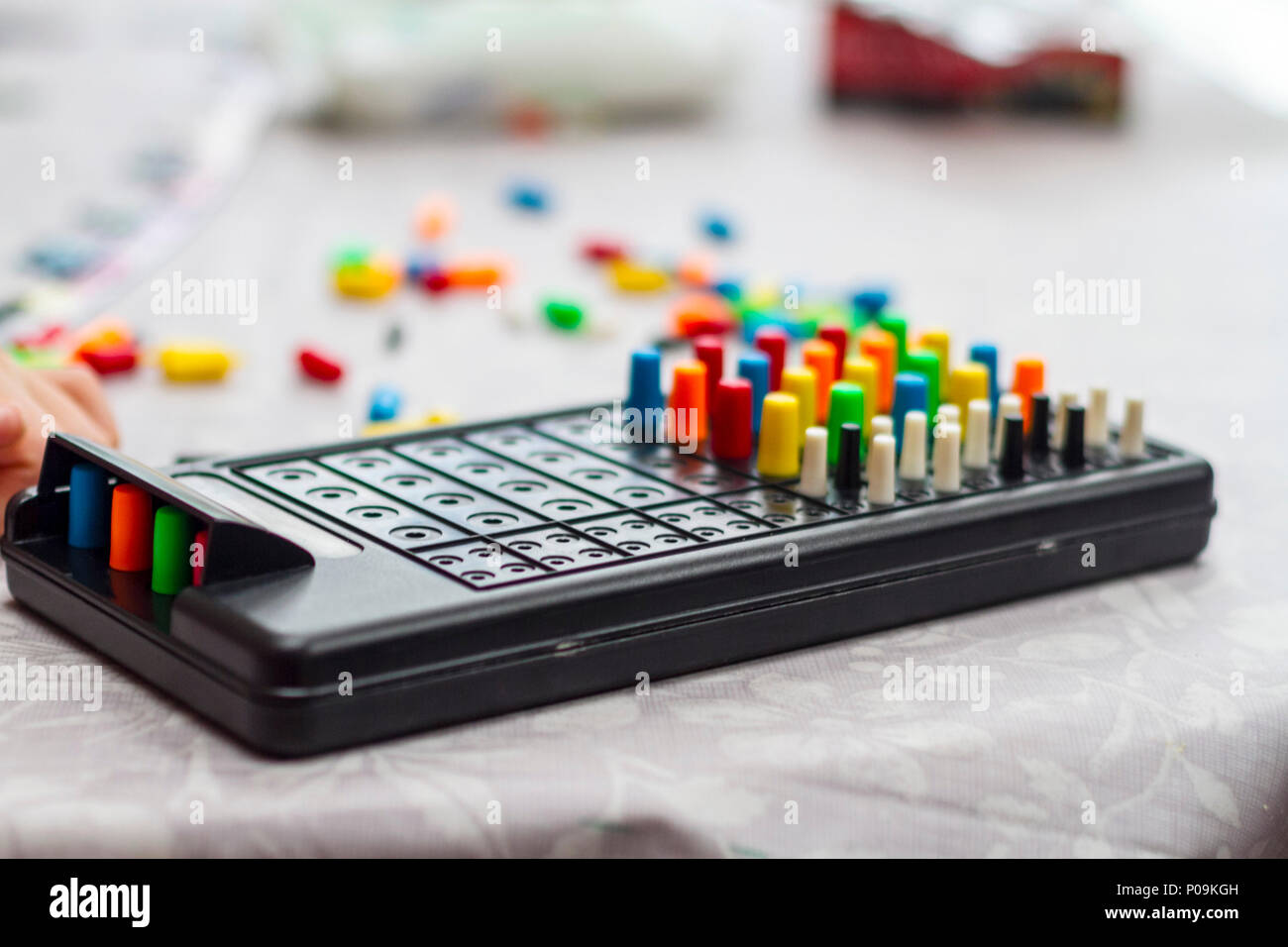 Les enfants, les enfants jouant maître cerveau jeu de société, puzzle ...